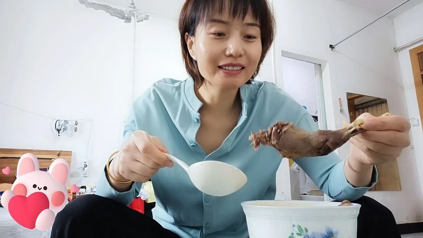 桃桃疫情居家整理资料票据,晚餐同事炖的鸡汤。