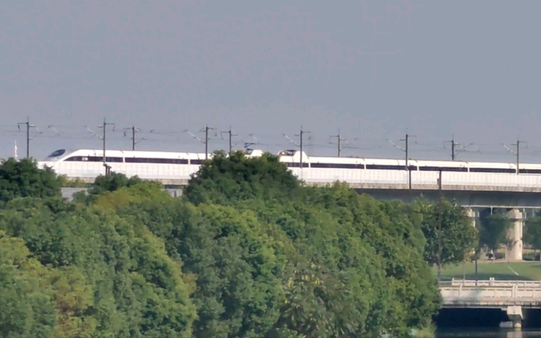 京沪高铁,上海虹桥开往濮阳东的G3252次列车高速通过苏州北站