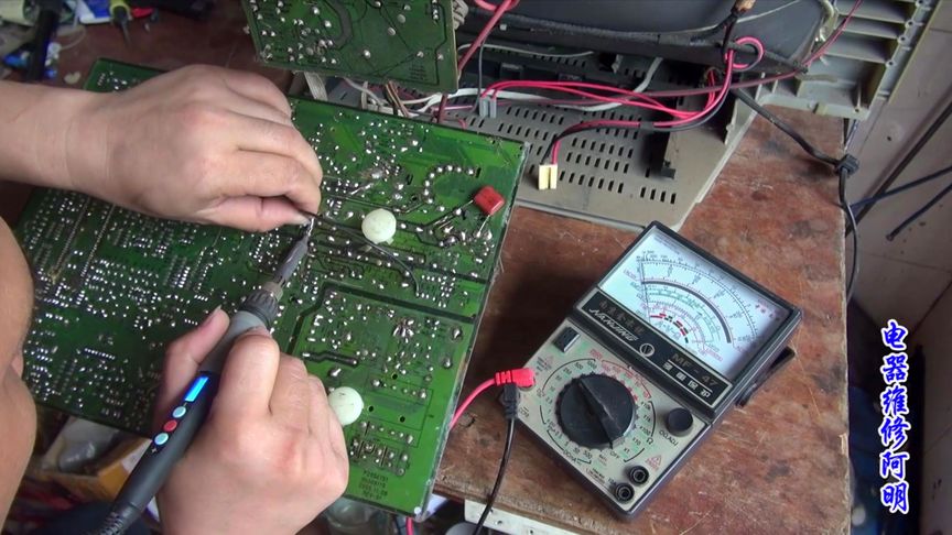 电视机通电指示灯闪一下屏幕没反应,阿明找来一条电线修好它