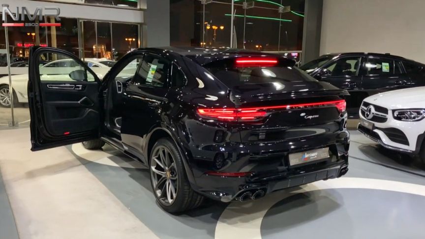 2020款保时捷卡宴运动版,打开贯穿式尾灯和车门,瞬间心动了!