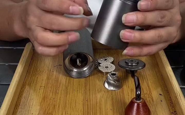 新款手摇咖啡豆研磨器、拆解测试,提升现磨咖啡体验感的好物#咖啡