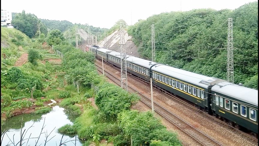 广州东-合肥T222次列车中途通过京九铁路赣州高新区弯道