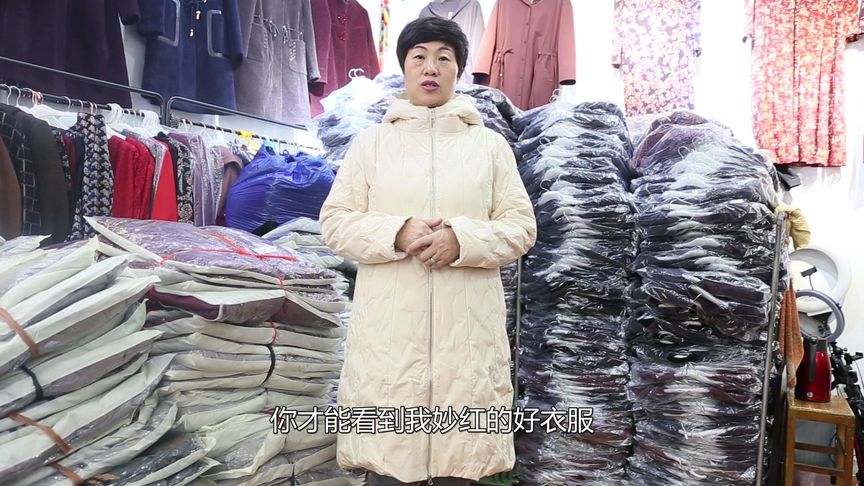 白色长款羽绒服,铜拉链斜插口袋款式,带抽绳可收缩设计