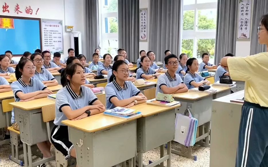 90后体育老师自编动感课桌舞,给学生们提神减压!