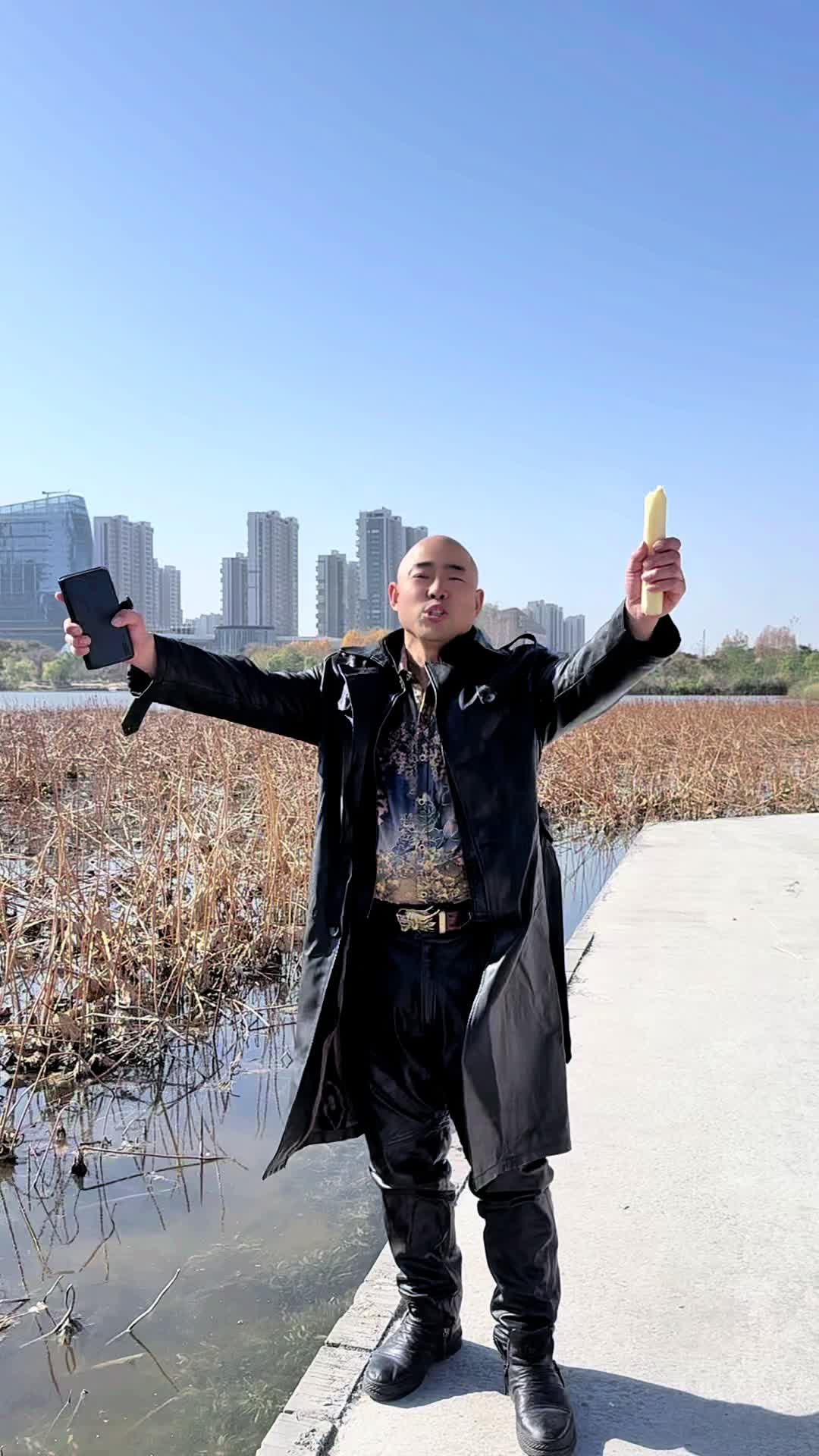 ...光头超哥在家乡现场卖力宣传,祝游三大舞台唱响阜阳活动圆满成功。...