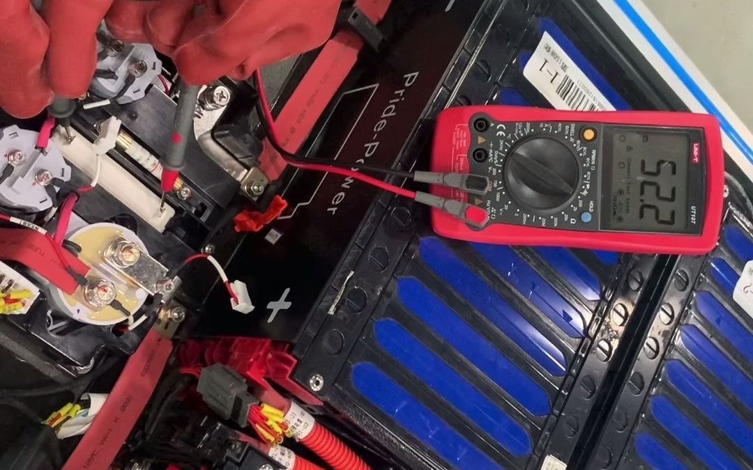 16.新能源汽车电池实训台预充电阻的测量演示