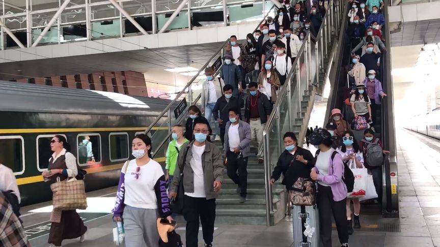西藏拉萨火车站往林芝方向的旅客,非常多!