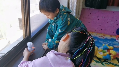 看这俩大姐没见过世面的样子
