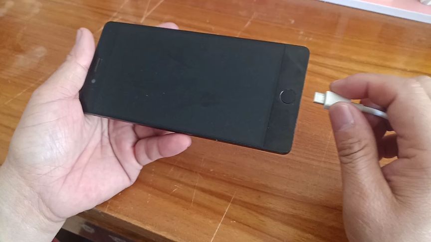 旧锤子坚果Pro更改通电开机,升级成车机,具有行车记录仪功能。