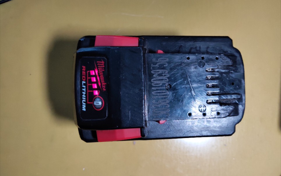 米沃奇M18V锂电池红灯闪不能用不充电 故障检测维修 原来是这个坏了