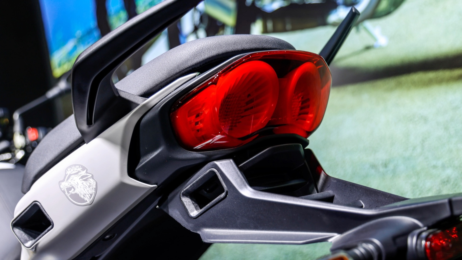 ...车型经典复古 全新设计 焕然一新 #MotoGuzzi #V100 #MANDELLO