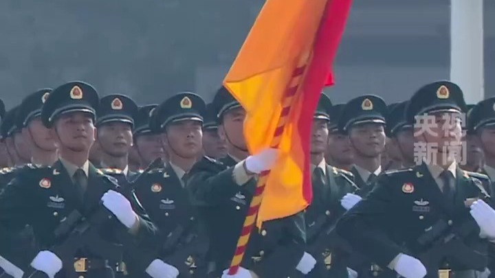 ...手张星临危不乱将旗子一把展开让军旗高高飘扬在天安门广场是我的信