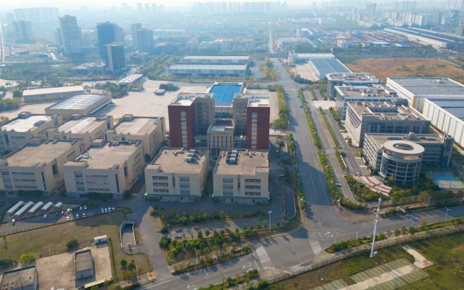 航拍武汉东湖综合保税区,从开工奠基到今年已经整整十一年,是目前...