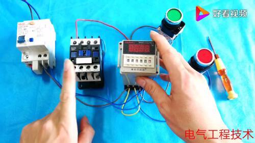 1个时间继电器,2个按钮,给你演示电机的无限循环,间歇启动电路