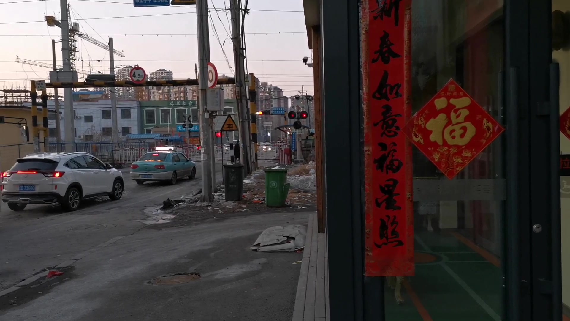 沈局吉段DF11牵引K7369次列车通过沈吉线靖宇街道口。(2020.1.25)