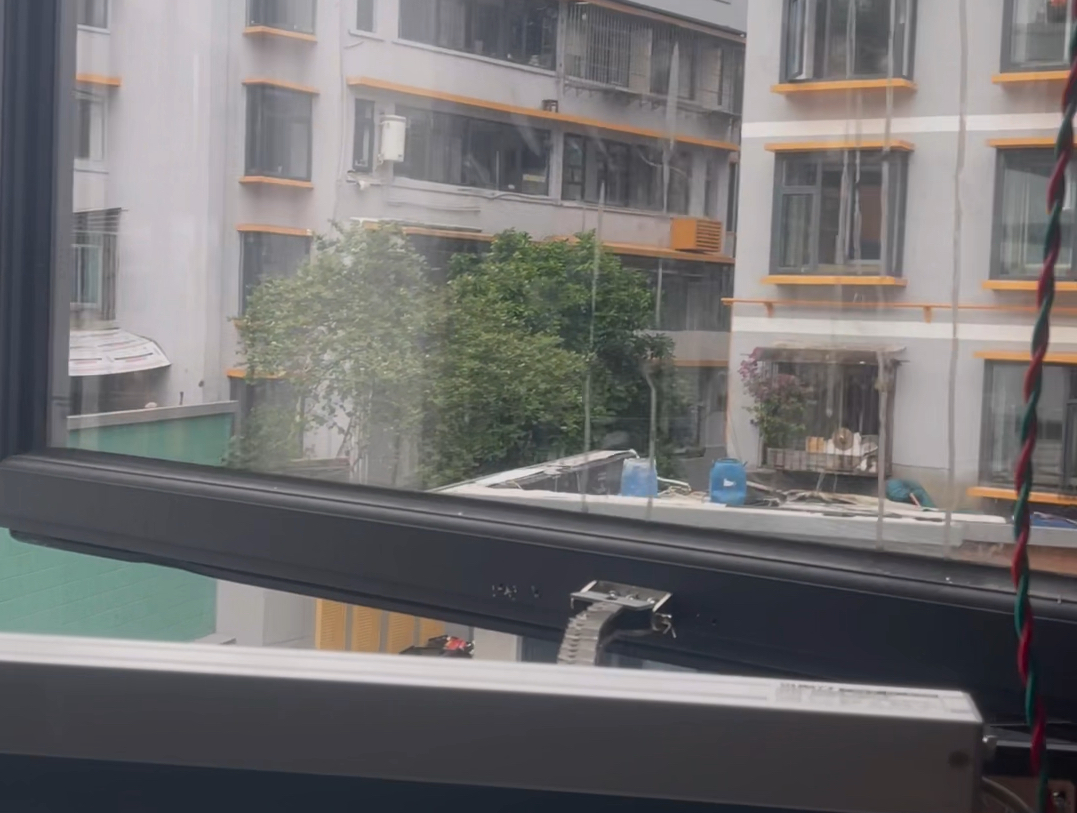 电动双弯链条平开窗开窗效果,有需要开窗器请联系 或者需要咨询不懂...