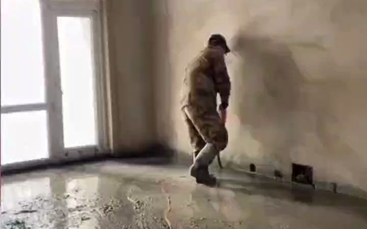基础梁制作,就是用钢筋进行绑扎主梁,支立模板进行混凝土浇筑