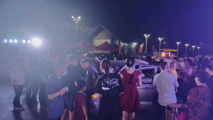 8月14日鸿日电动汽车费县城市会客厅活动进行中…