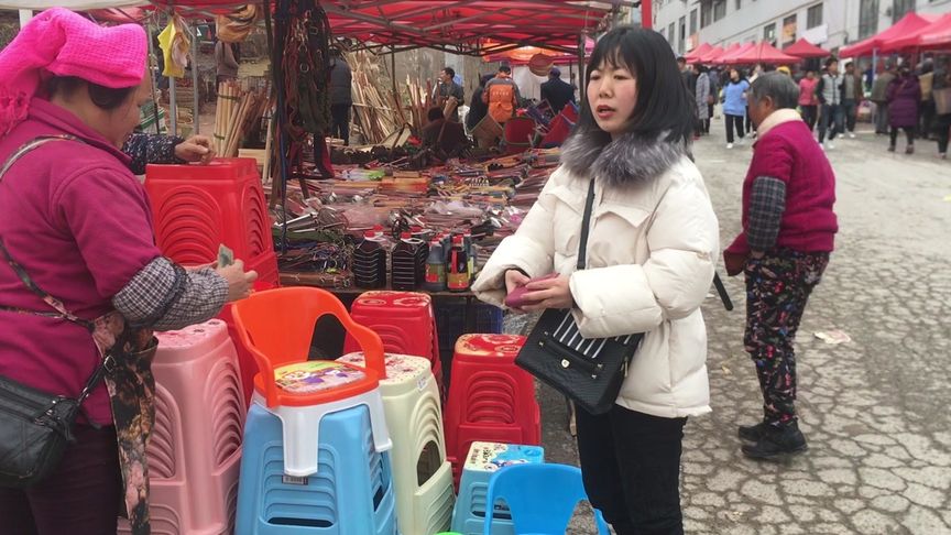 农村姑娘集市上买东西,讨价还价的本事真厉害,老板都佩服