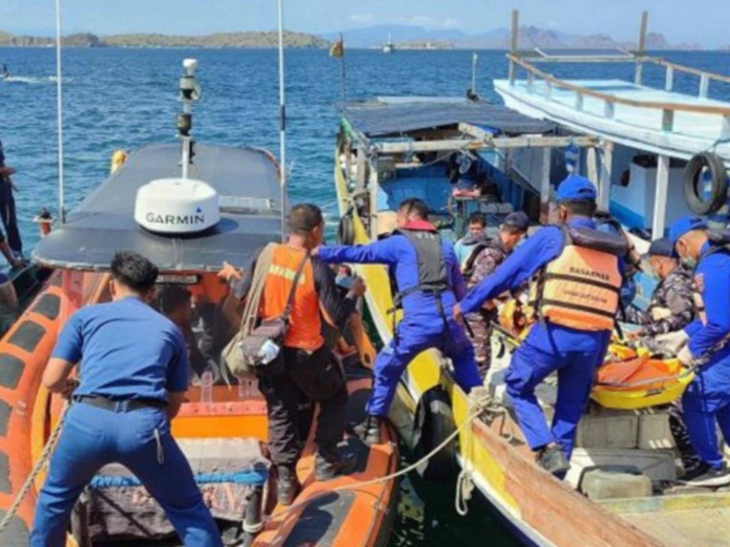 中国女游客在印尼知名景点拍照时,被海浪卷走不幸遇难