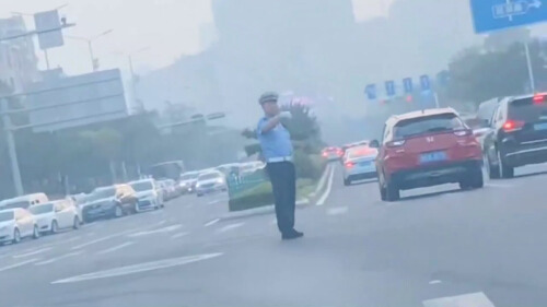 考试刚好遇到交警指挥交通,这手势是让我过去吗?