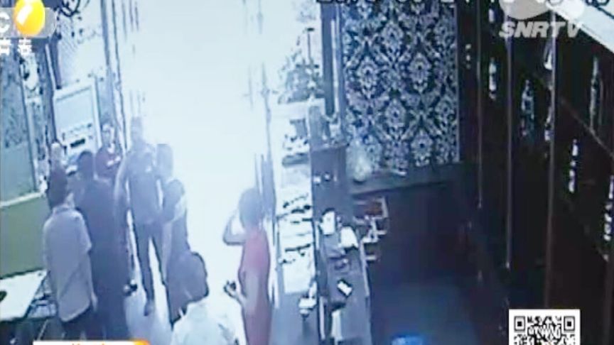 几块停车费起争执 男子将收费员小指扭骨折