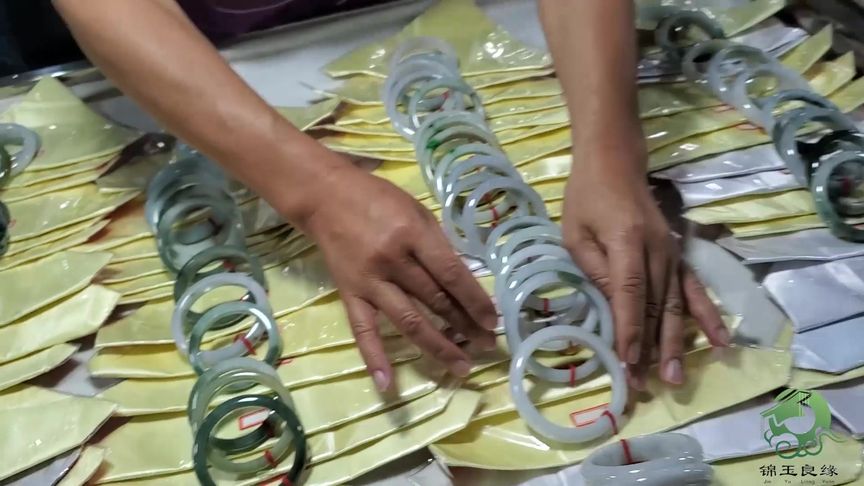 小伙去翡翠夜市帮朋友找2000的手镯,一起看看找到满意的没有。