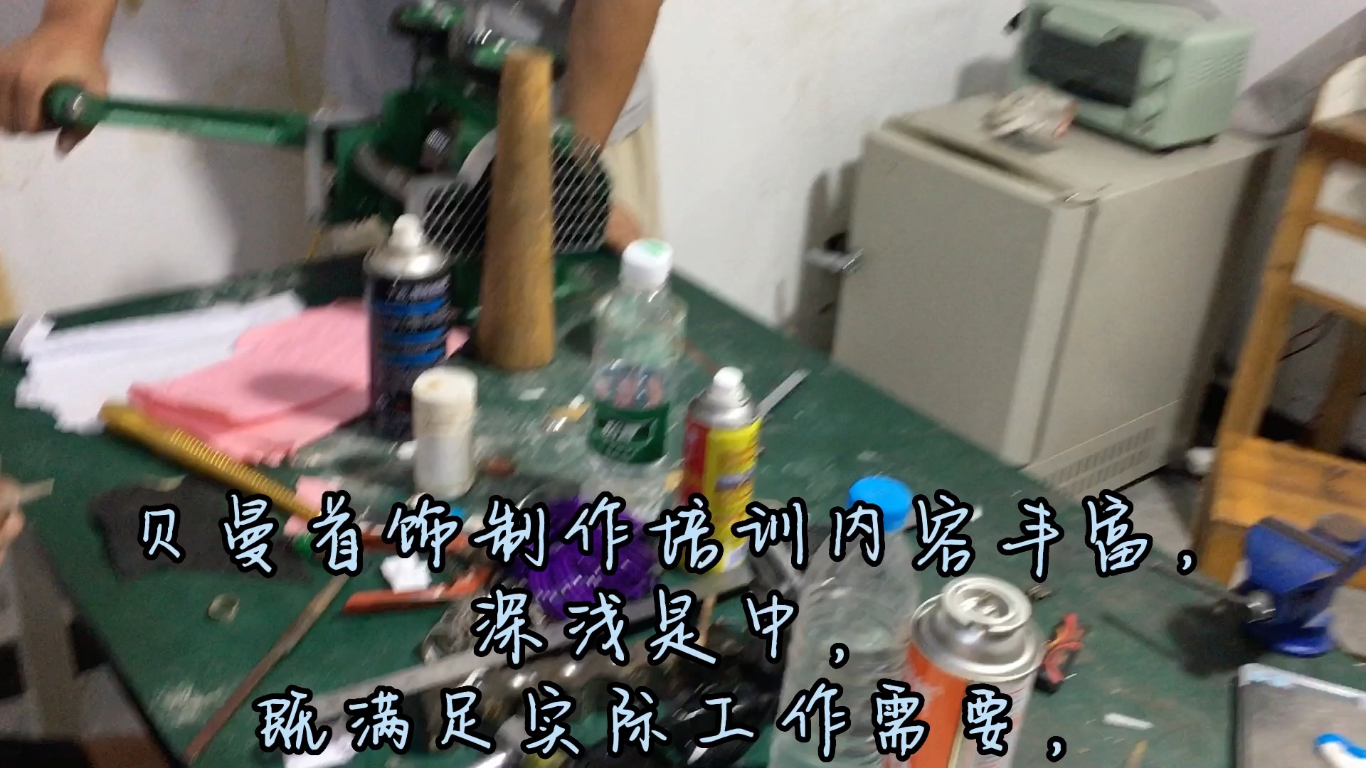 金银首饰制作工艺:专业的首饰制作者是不会轻易放过任何一个局部...