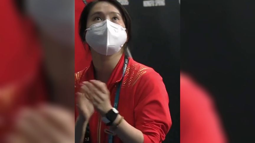 全红婵世锦赛首秀,水花消失术4连,场下陈若琳教练拍手称赞