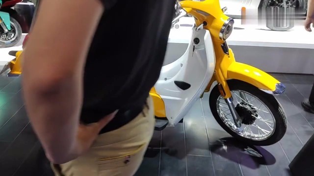 摩博会现场,实拍宗申旗下电动车,外形复古,感觉怎样?