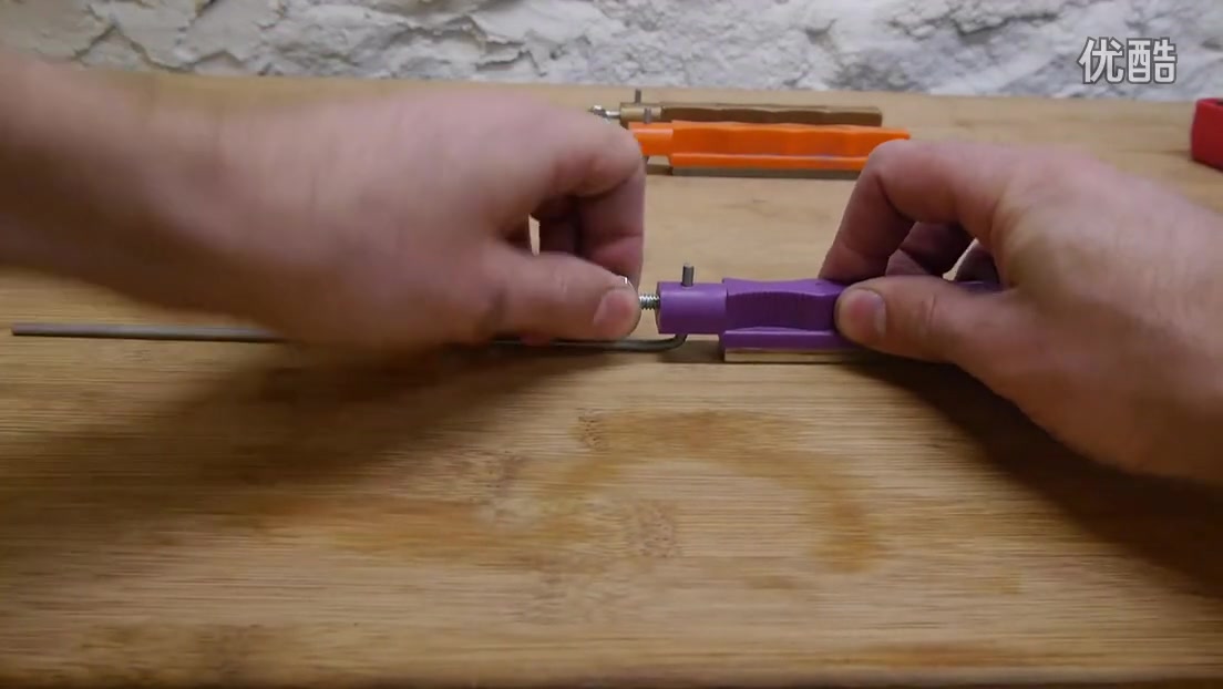 (开刃技巧,定角磨刀器)How To Sharpen a Knife_超清