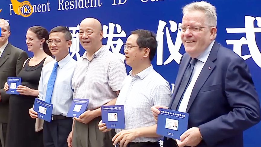 成都再发6张外籍人才“绿卡”