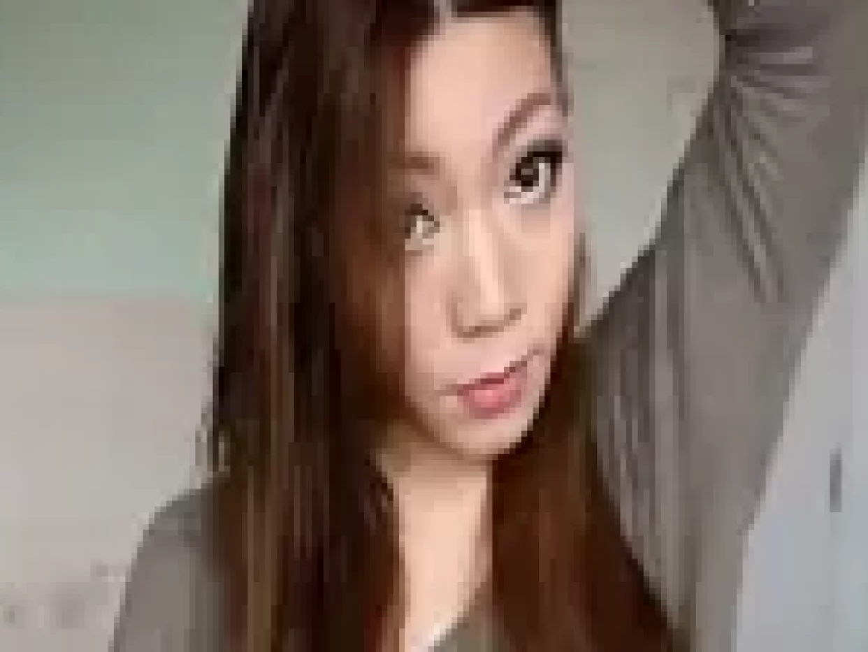美女演示平剪和牙剪的使用方式