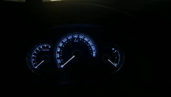 卡罗拉仪表盘的夜间行车模式,亮度不够啊,太暗了「来自懂车帝车友圈」