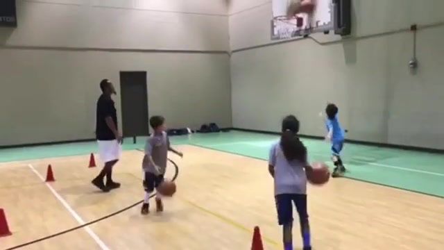 篮球基本功训练:小孩子的三步上篮很标准!