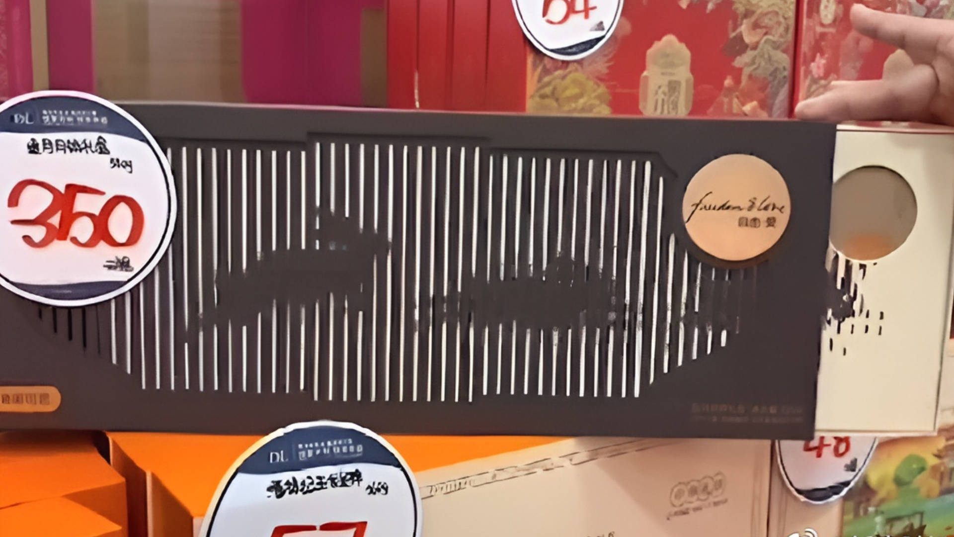 月饼礼盒设计费一千万?胖东来辟谣:月饼礼盒9款设计费用372万元,散...