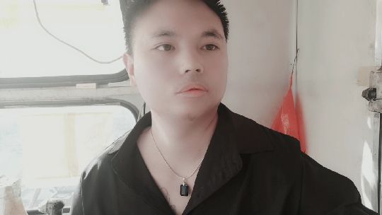 小伙子给你介绍一下金毛犬的优缺点,不知道大家听明白了没有?