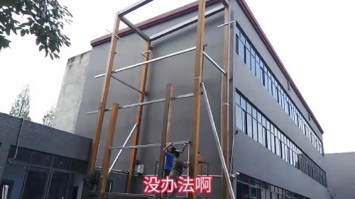 钢结构楼梯结构拼装完成开始焊接平台和玻璃隔断