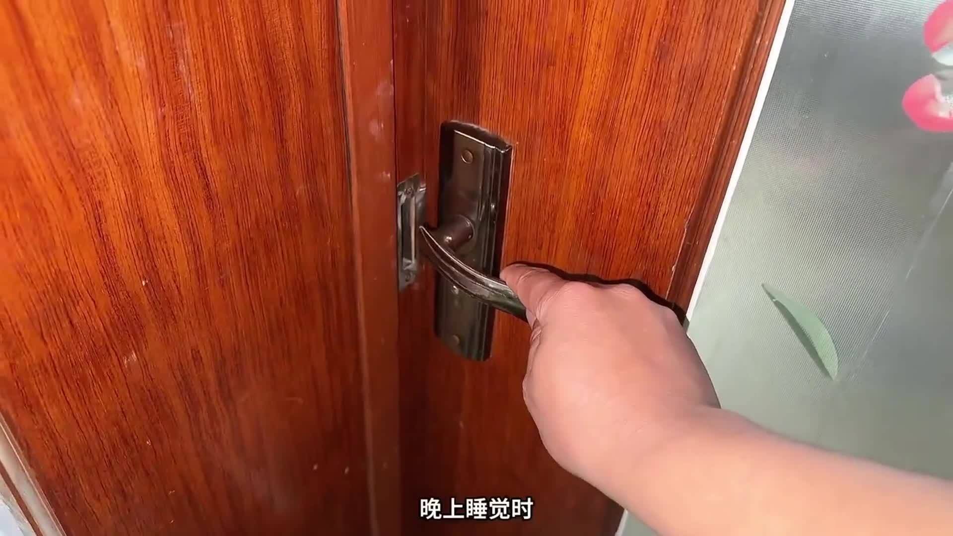 晚上睡觉卧室门开还是关?好多人不懂,关键时刻能救命