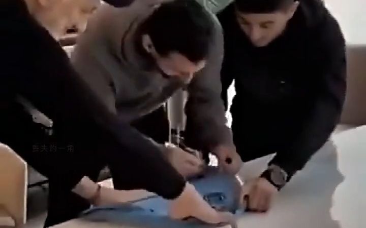 独一无二!梅西为球迷的阿根廷球衣画上第三颗星并签名!