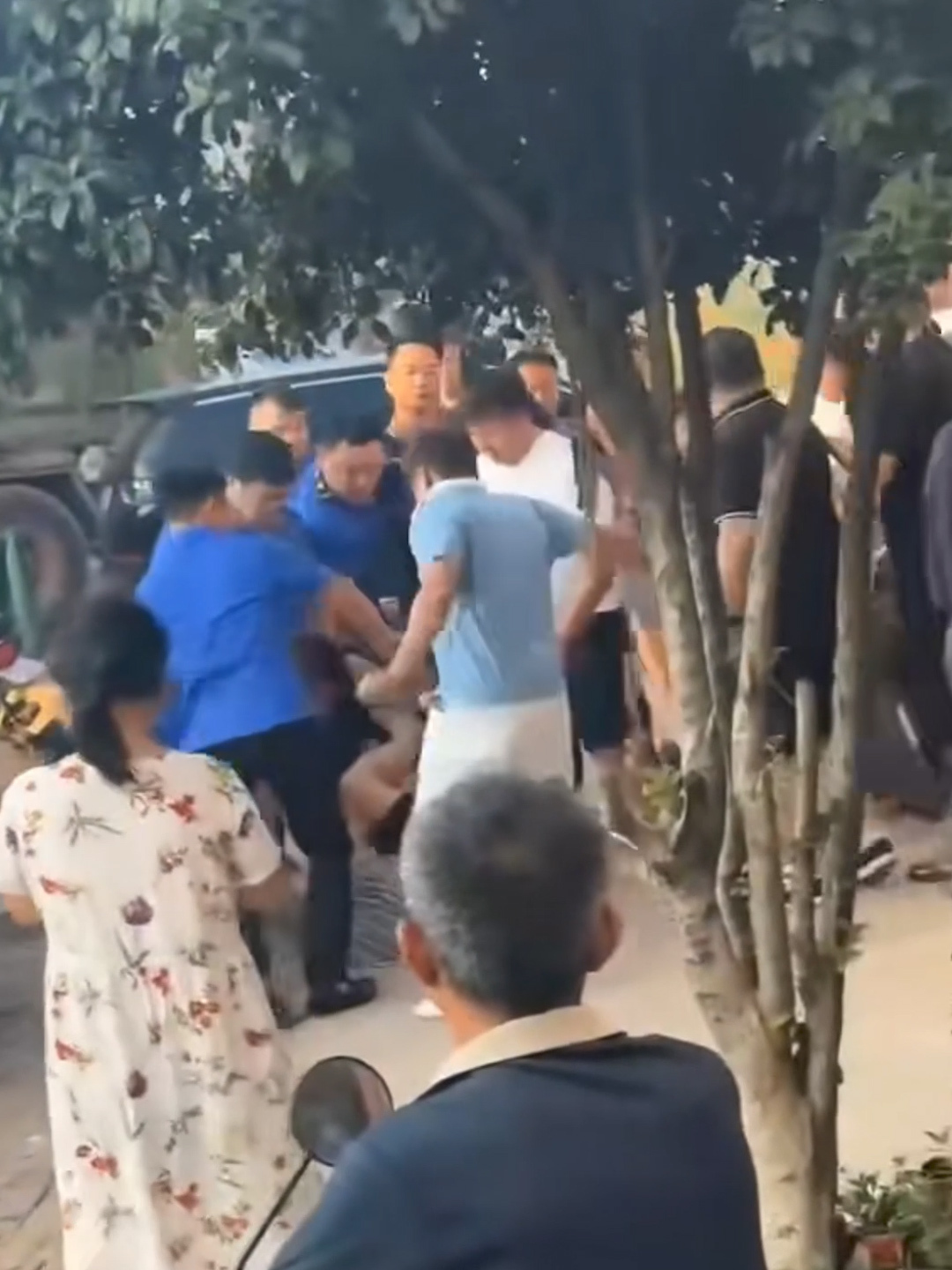 江西多名城管当街围殴脚踹男子?当地执法队:对方占道起冲突,无人受伤