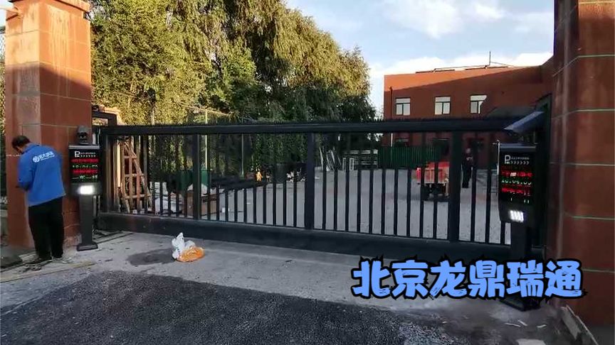 北京龙鼎瑞通车牌识别控制电动无轨悬浮门应有于丰台区驾校出入口