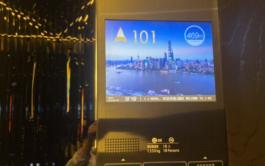 中国国内行程最长的双轿厢电梯,位于全球最高酒店,轿厢带有加压装置,...