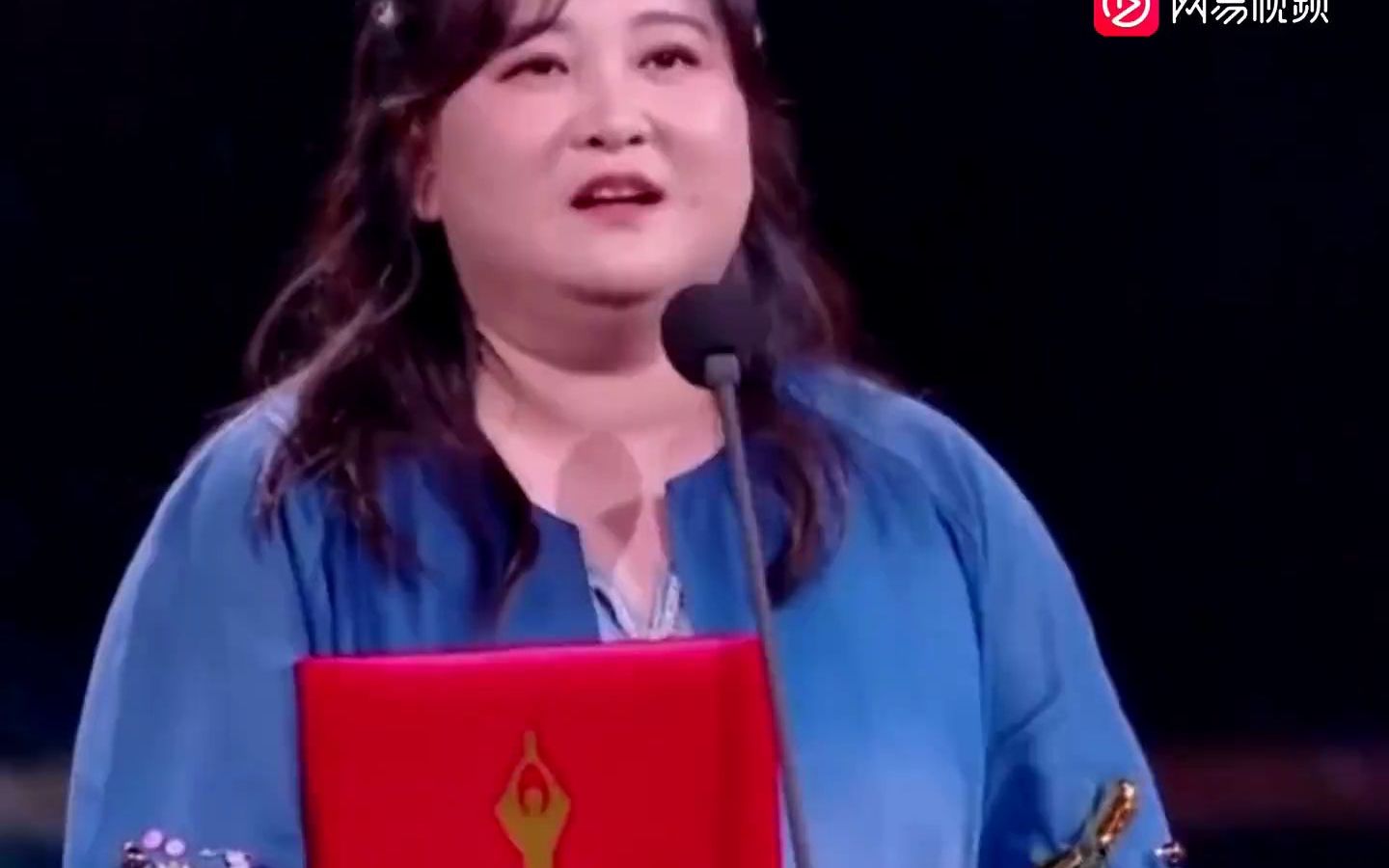 贾玲获奖张小斐哭了，又来偷我的眼泪了