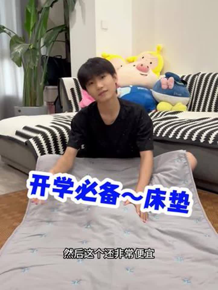 迷你小书包 天呐,这么迷你的小书包也太有意思了,各种微缩的小文具,...