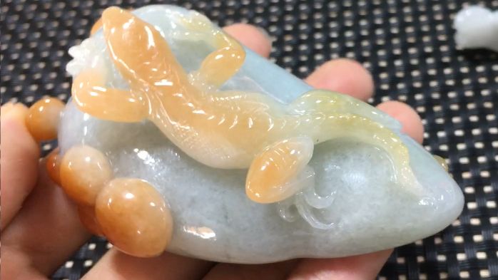 黄翡绿翠紫为贵,一起来看看黄翡在翡翠中的题材吧!