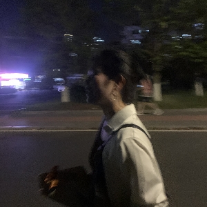 一只爱笑的拉菲 