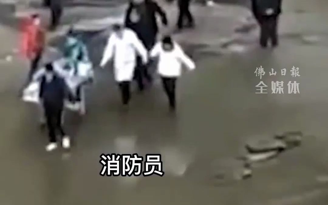 男童扔鞭炮炸飞5个井盖 母亲受伤:引爆内部沼气 地砖瞬间被炸飞【...