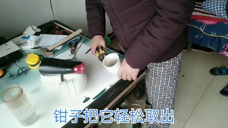 教你三招,怎样轻松地取出粘在管件里面的管子?