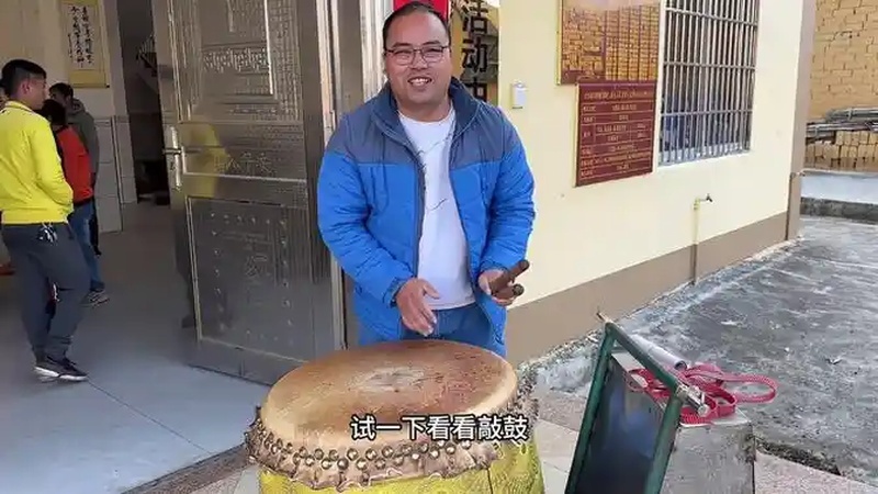 广西农村醒狮贺喜,新买了一个红狮头马上去贺喜,钊哥带队出发
